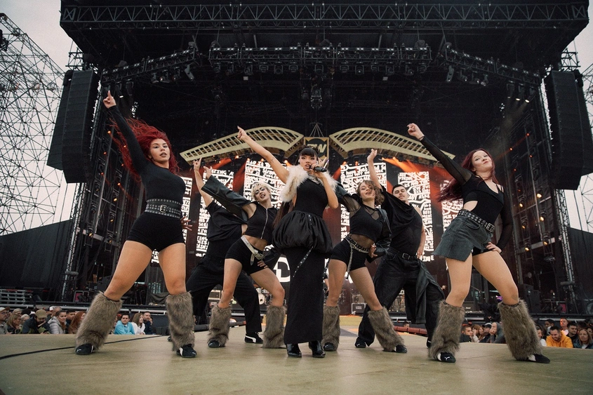 Дара изненада Роби Уилямс с ''Притури се планината'' | highviewart.com